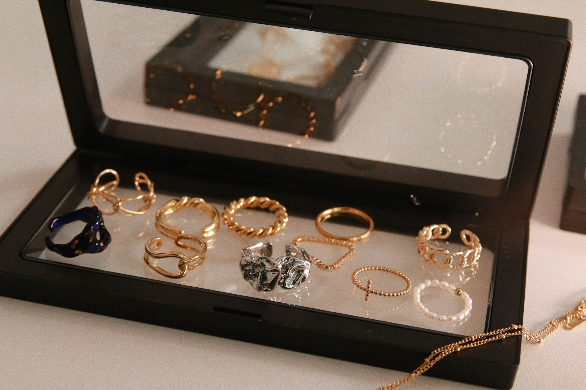 Ways to Photograph Metallic Jewelry Without Glare – FOUR X FIVE